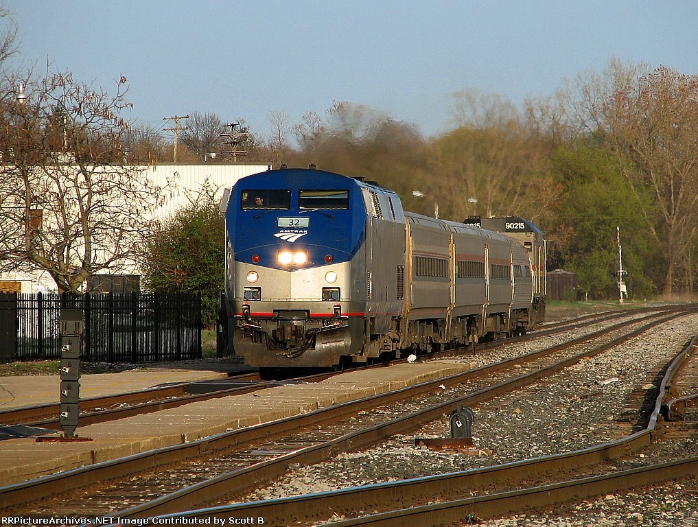 AMTK 32 westbound pulls into Jackson station